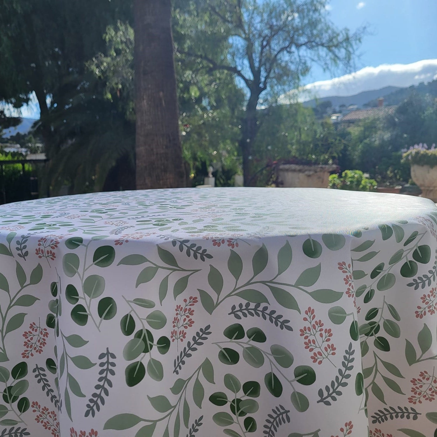 Rund voksdug til havebordet. Den perfekte dug til din borddækning.
