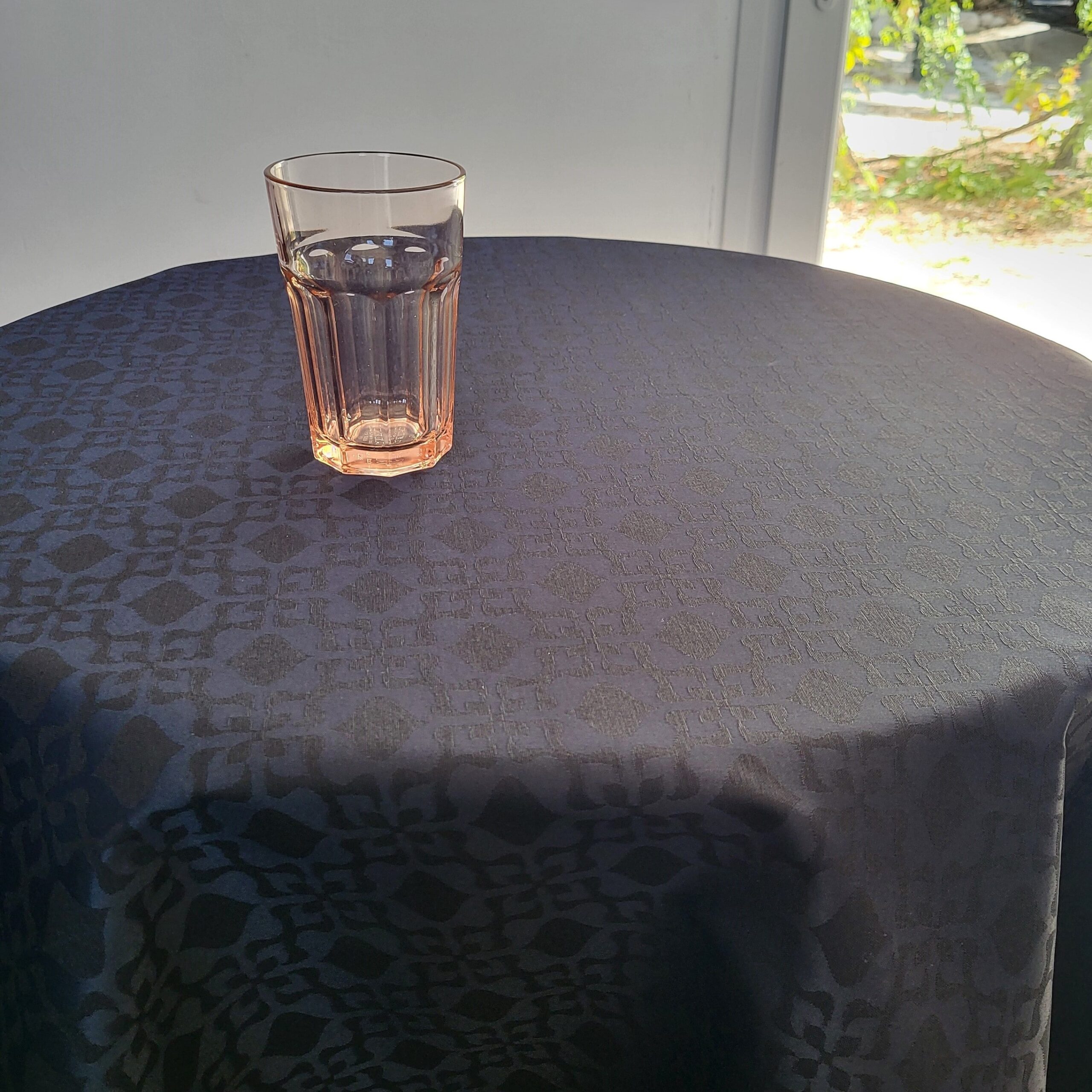 Rund jacquardvævet dug i sort. Elegante og luksuriøse bordduge